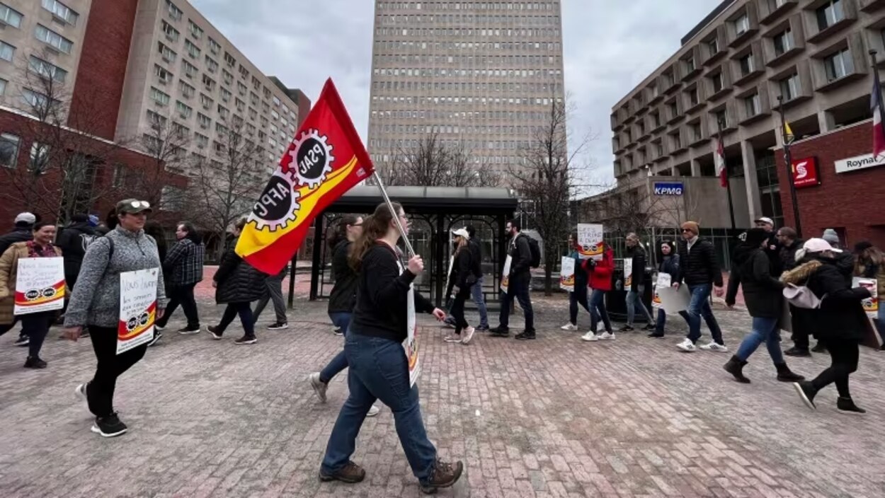 Federal unions file complaints over increase to office time | Radio ...