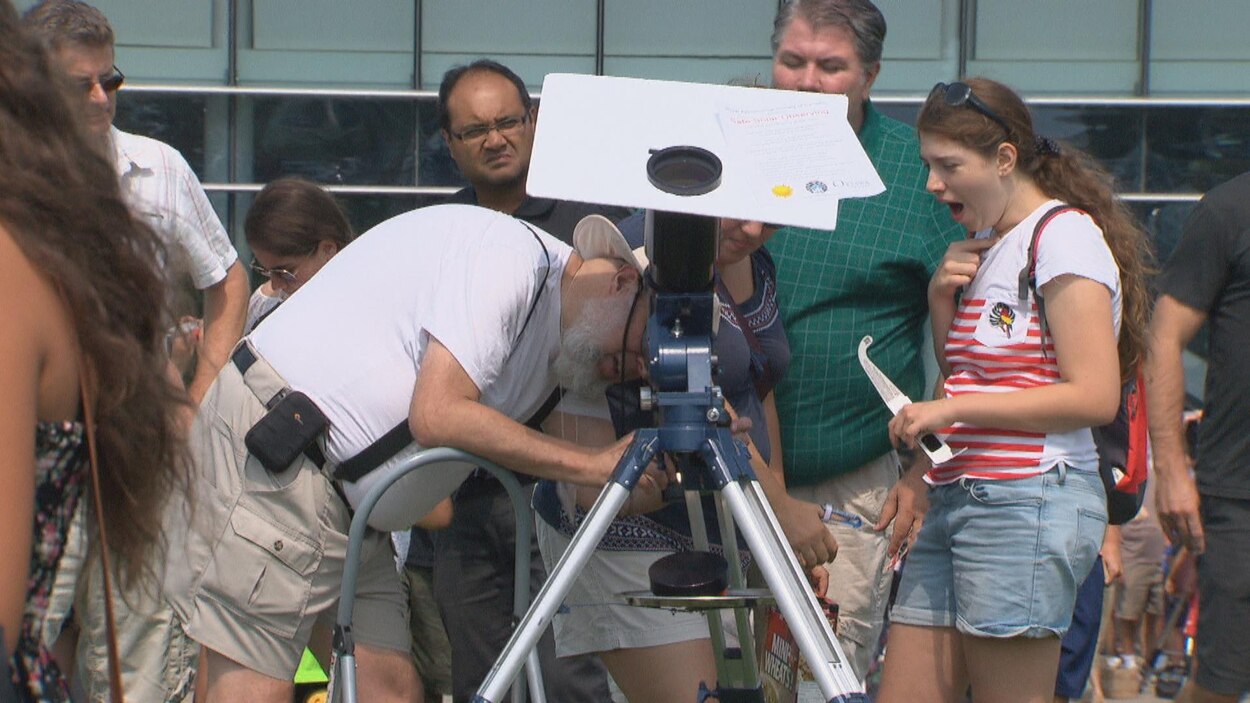 Des milliers de personnes se rassemblent pour observer l'éclipse à ...
