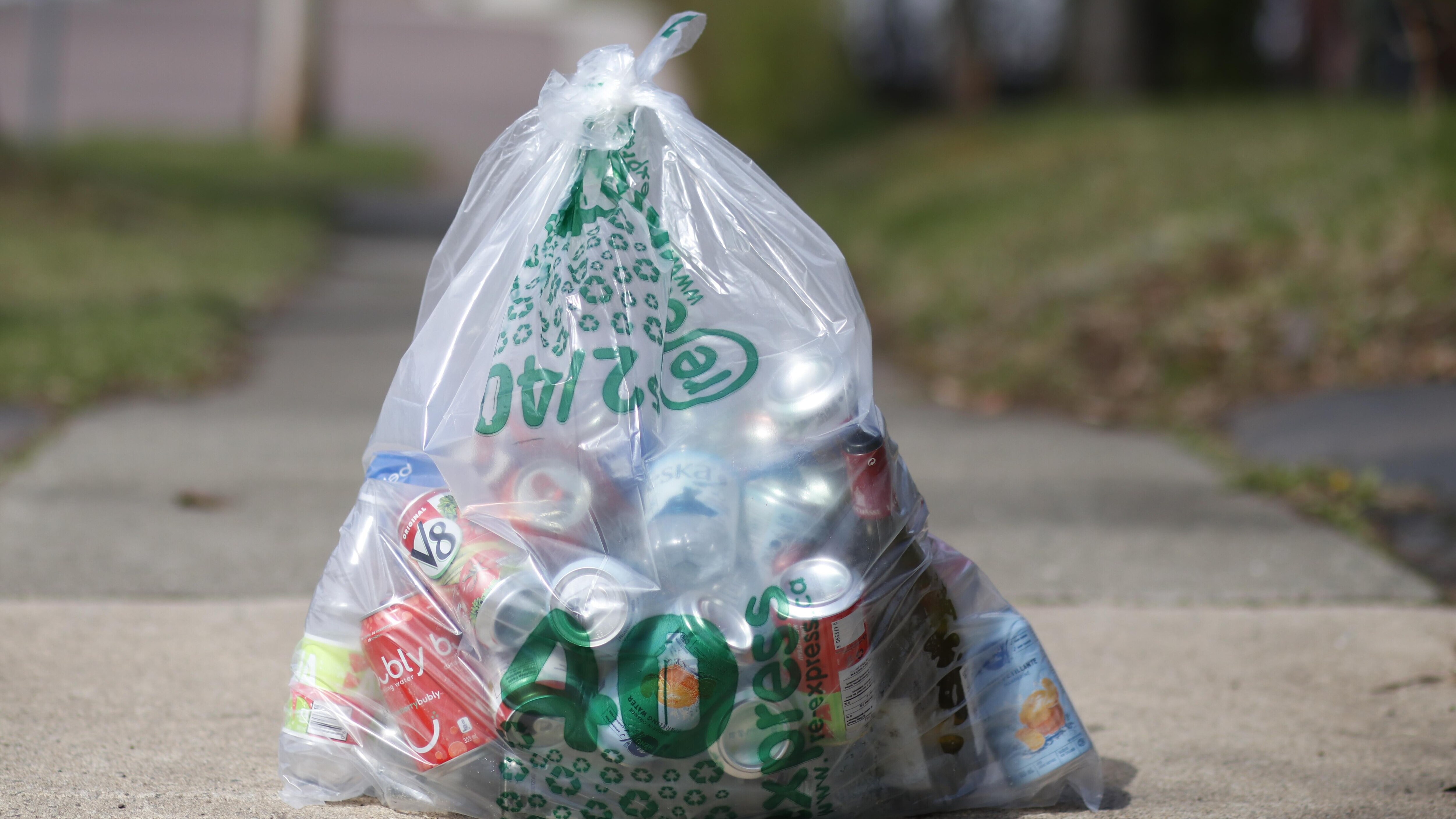 Bientôt un remboursement de 10 ¢ pour les contenants recyclés? | OHdio ...