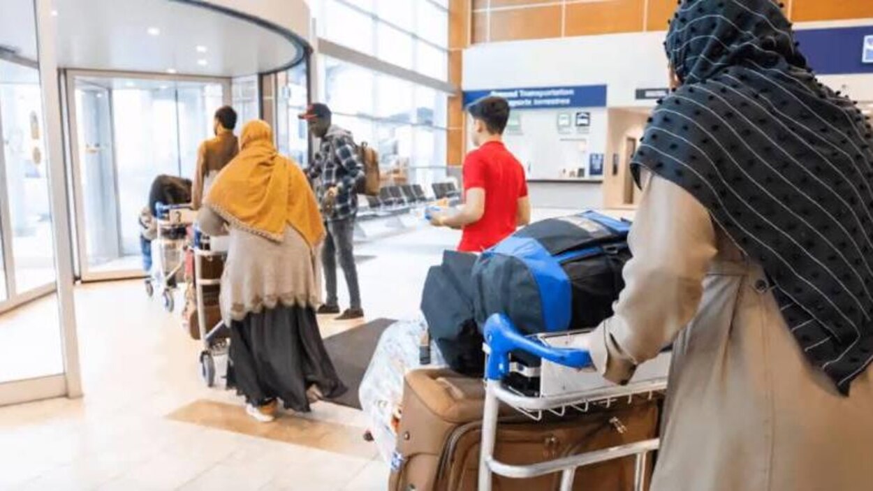 « Je me sens libre », 311 réfugiés afghans arrivent en Atlantique ...
