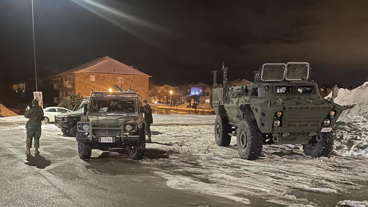 Des tanks blindés de l’armée circulent dans les rues de Gatineau le ...