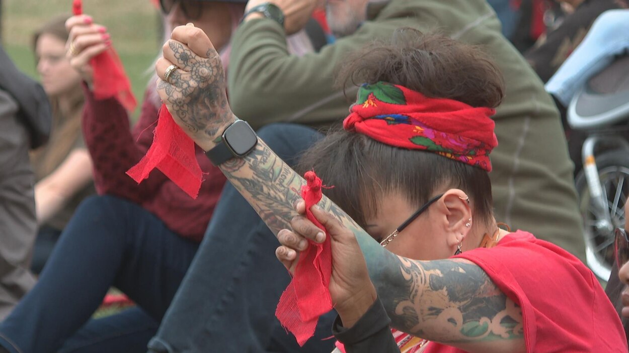 Des centaines de personnes soulignent la Journée de la robe rouge à ...