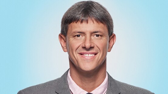 Les candidats au micro : Robert G. Roy du Parti libéral du Québec dans ...