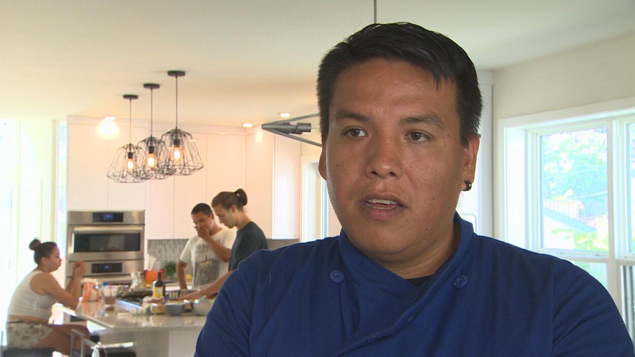 Un chef cuisinier propriétaire d'une entreprise de traiteur tente ...