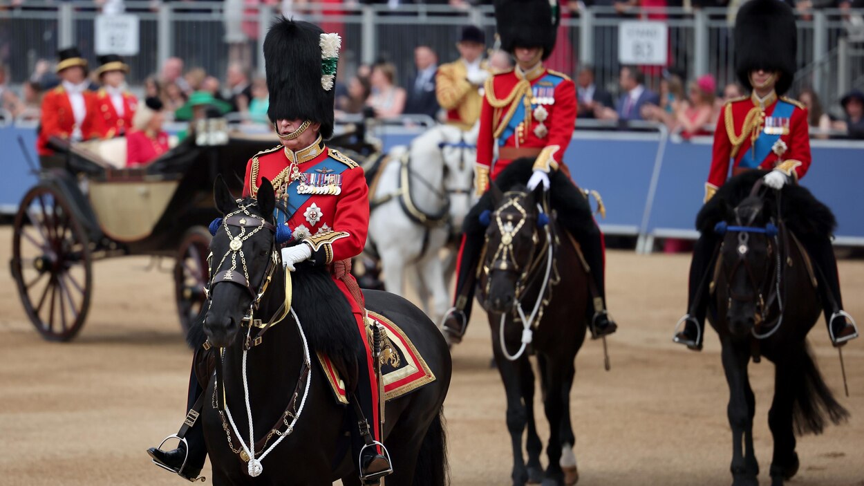 Charles III à cheval pour sa première parade d’anniversaire | Radio-Canada