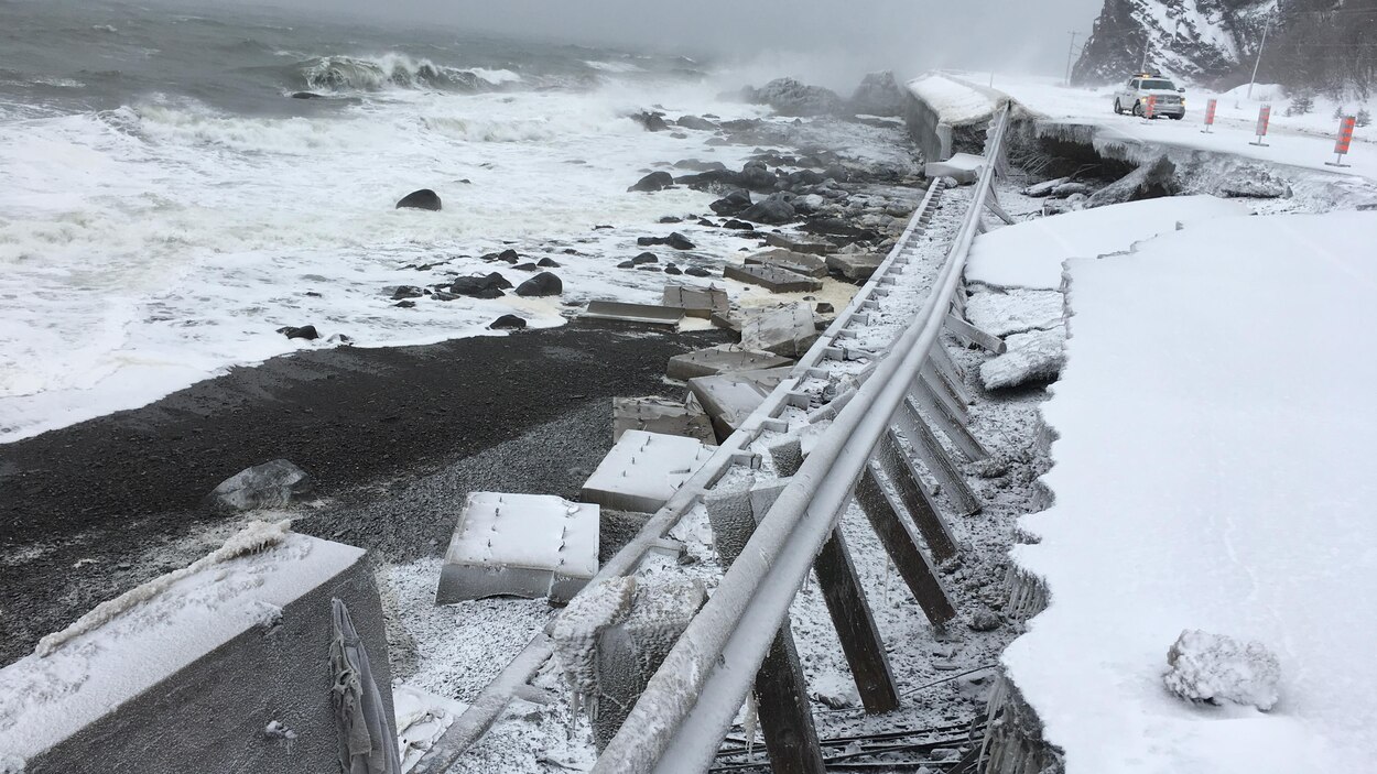 Des morceaux de la route 132 emportés par la vague | Radio-Canada