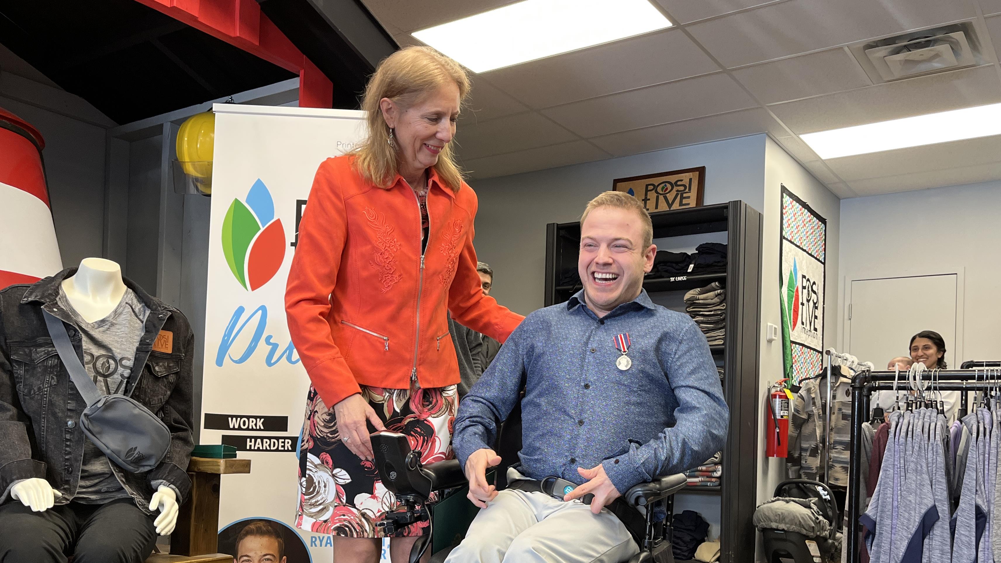 La médaille du couronnement du Roi Charles III pour l’entrepreneur Ryan ...