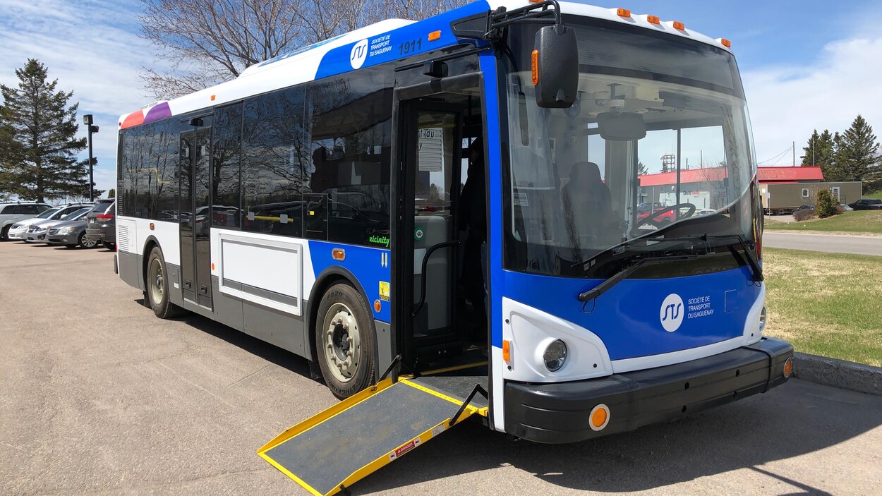 Des plus petits autobus arrivent à Saguenay | Radio-Canada