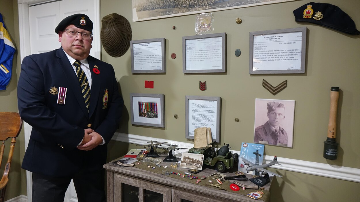 Il crée chez lui un petit sanctuaire en hommage à son père, ancien ...
