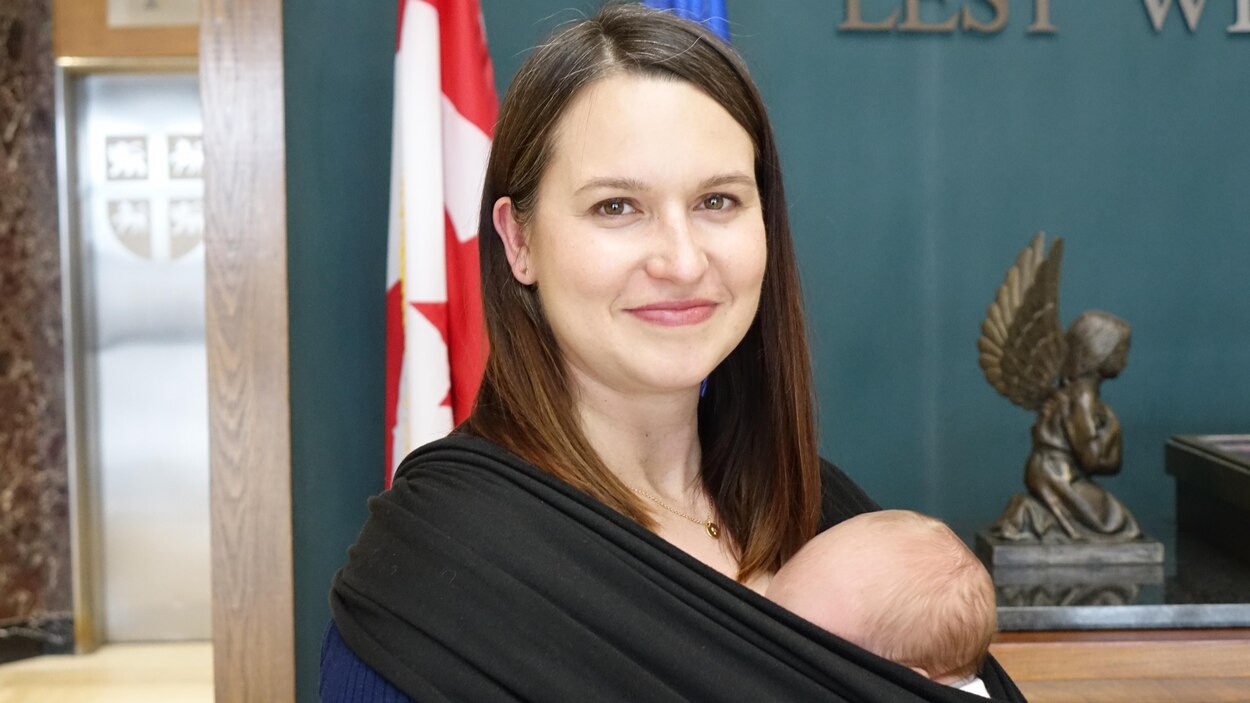 Mère et ministre : Sarah Stoodley et son nouveau-né à la Chambre d ...