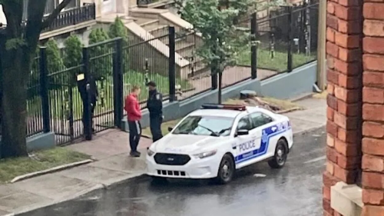 Show of support for Ukraine takes ugly turn outside Russian Consulate ...