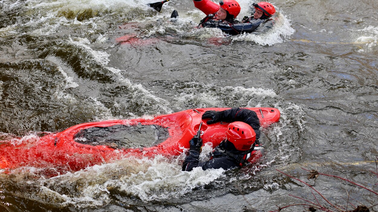 Simulation de sauvetage nautique en eau vive | Radio-Canada
