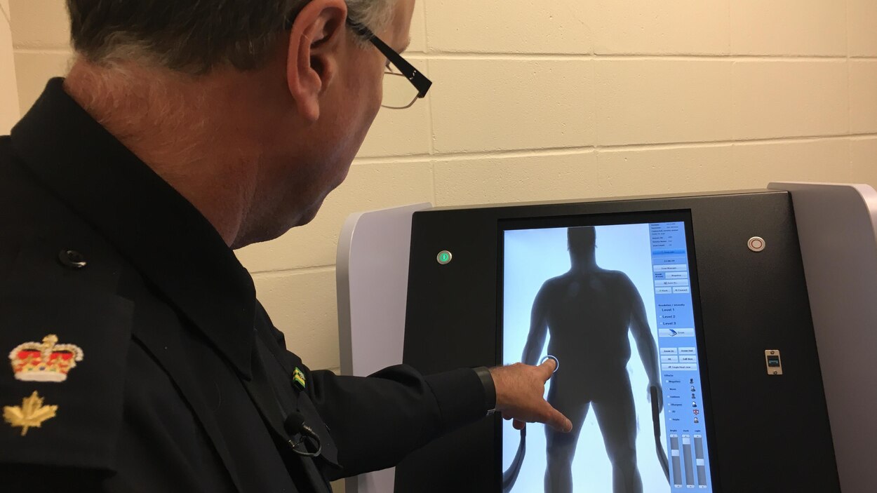 Des prisonniers d’Edmonton passés au scanner corporel | Radio-Canada