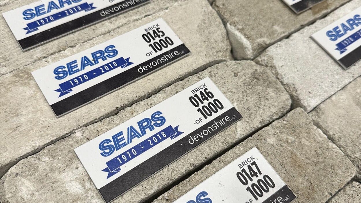 Des briques d’un magasin Sears démoli à vendre 20 $ chacune | Radio-Canada