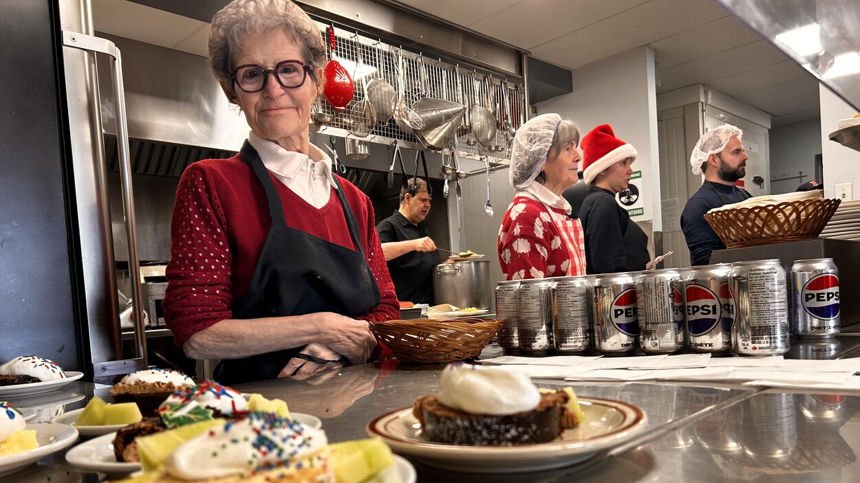 Servir des repas aux personnes dans le besoin durant Noël | Radio-Canada