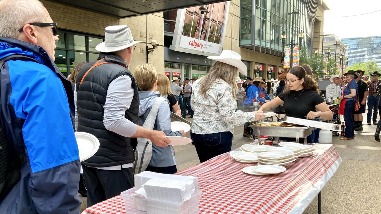 Les premières crêpes volent pour le Stampede de Calgary | Radio-Canada