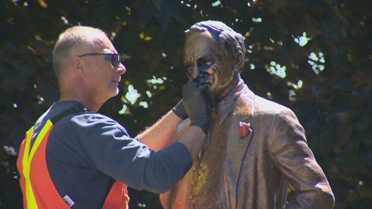 Une statue de Pierre Elliott Trudeau vandalisée avec de la peinture ...