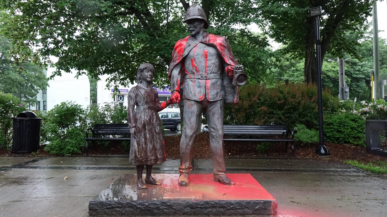 Une basilique et une statue maculées de peinture rouge à Saint-Jean à ...