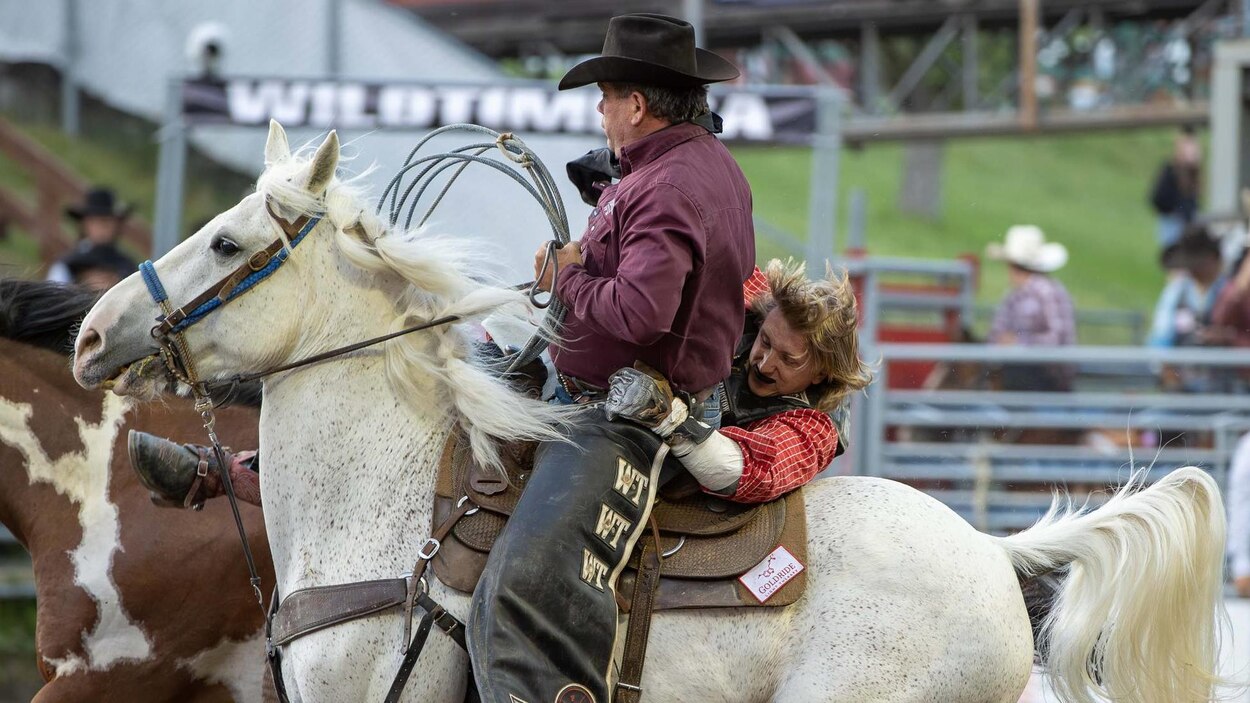 Stéphan Daoust, cavalier de secours au rodéo du Festival country de ...