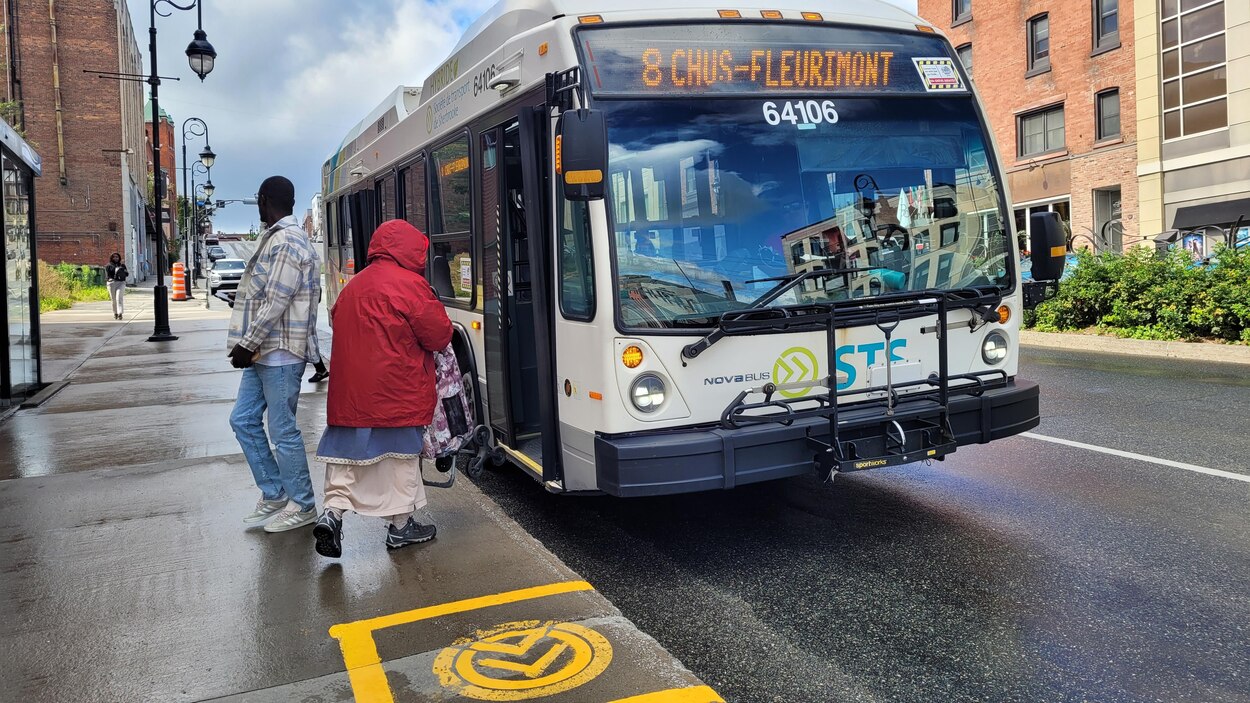 Un lundi matin sans autobus urbains et scolaires à Sherbrooke | Radio ...