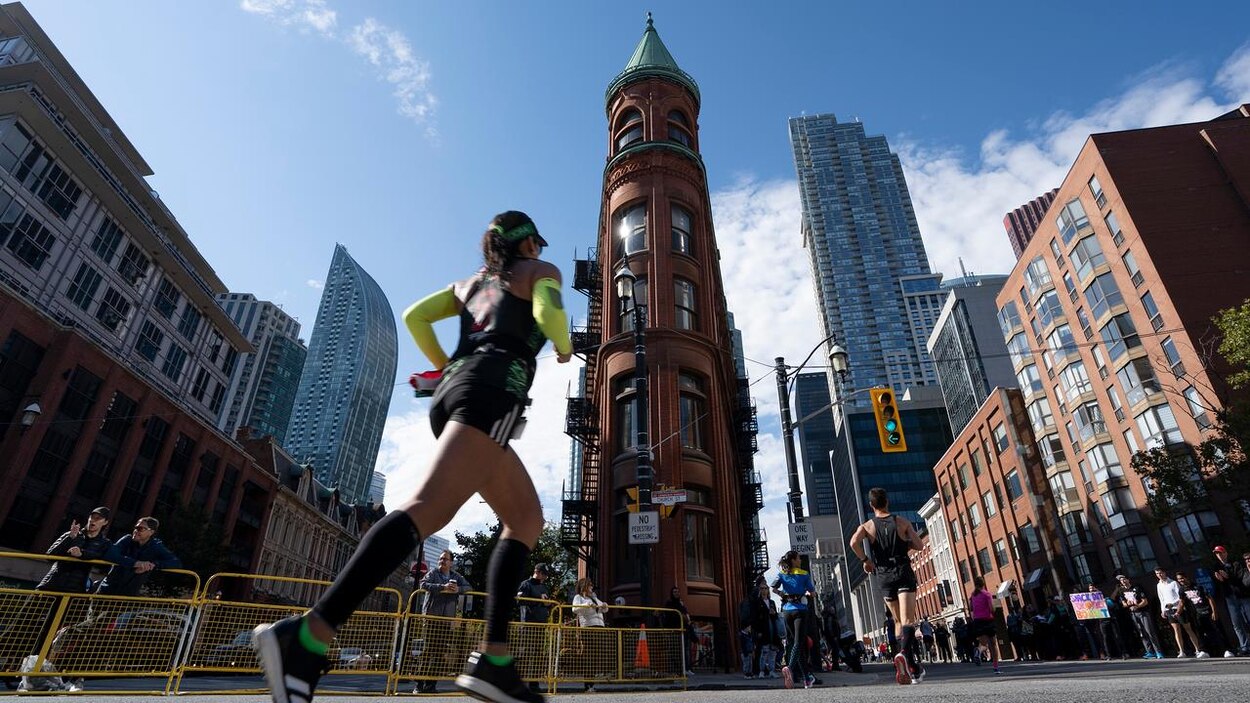 Le marathon Waterfront de Toronto met en garde contre les fraudeurs de ...