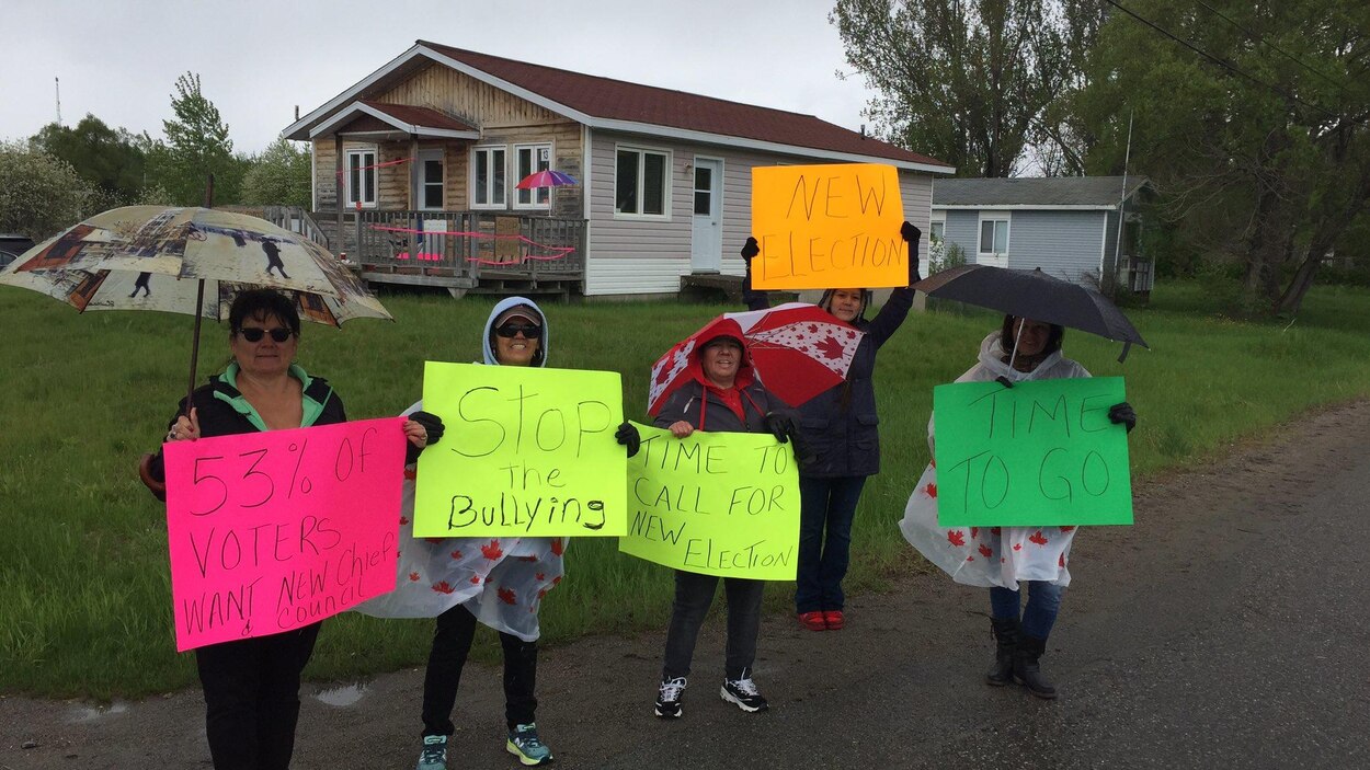 Des manifestants critiquent le conseil de bande de Timiskaming First ...