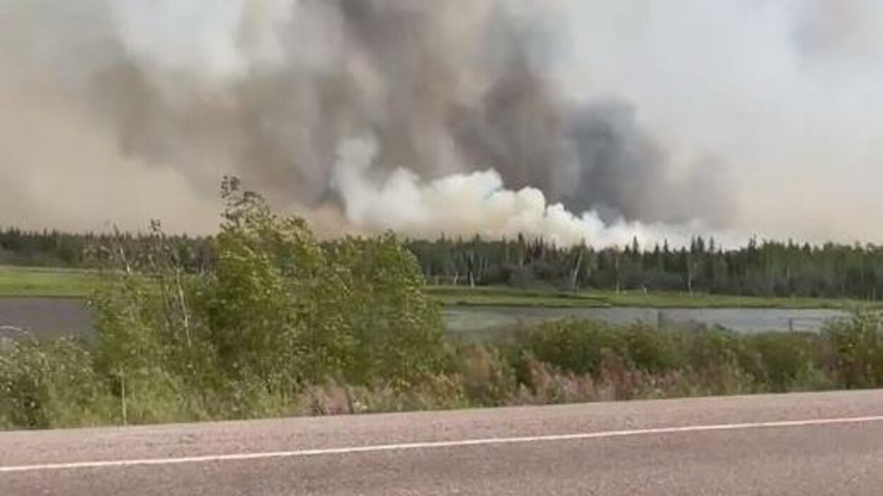Le feu près de Behchokǫ̀ loin d’être maîtrisé, les autorités appellent ...