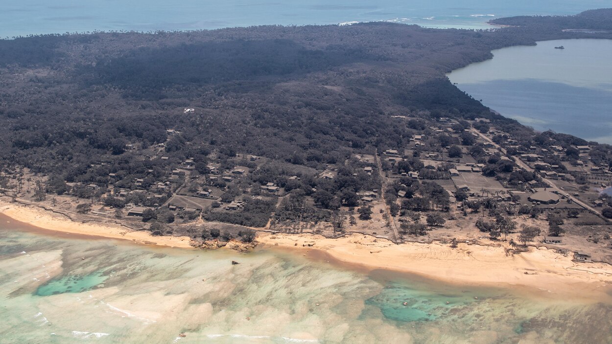 Des images montrent les îles Tonga dévastées après une éruption et un ...