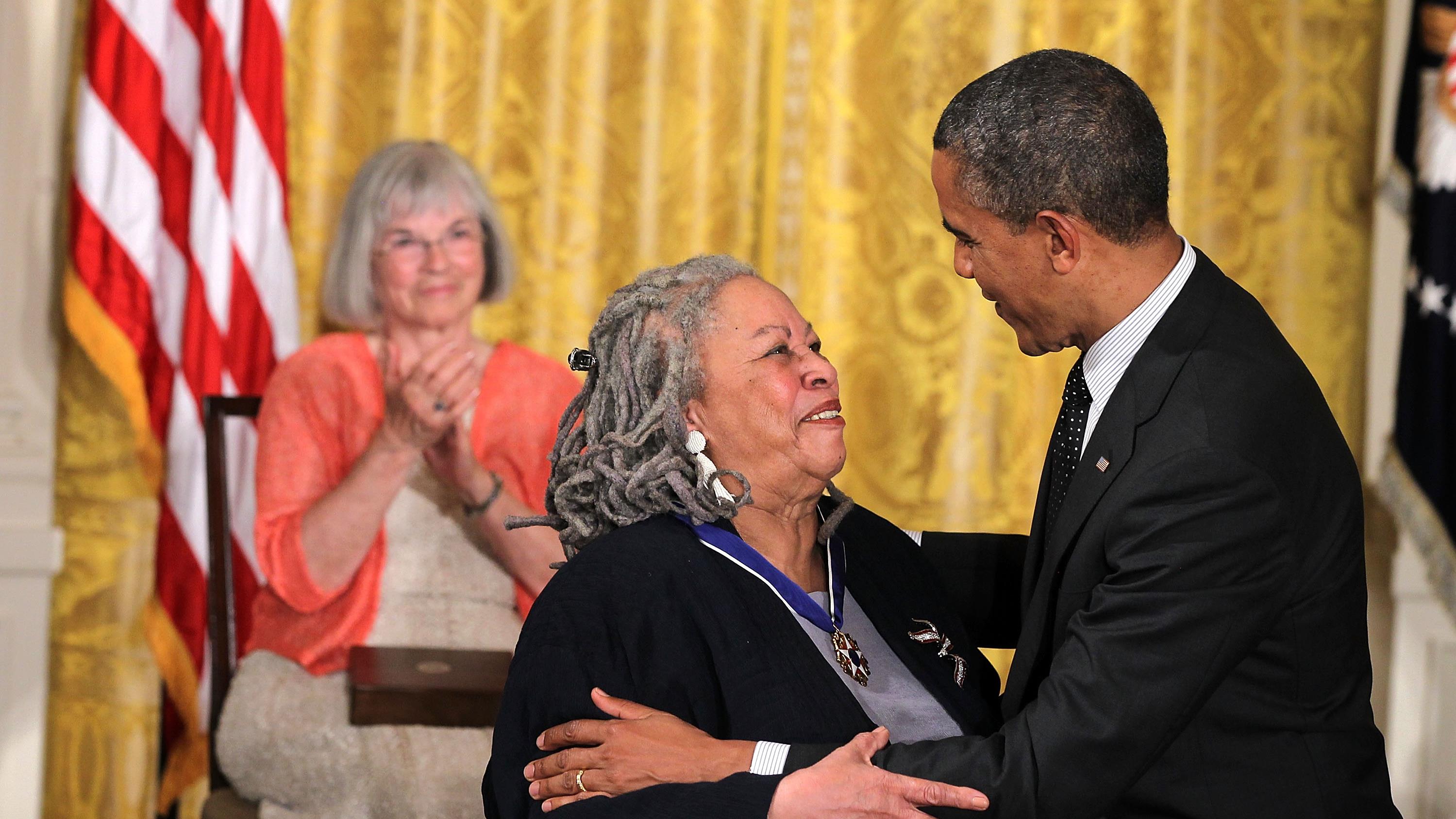 La pionnière littéraire Toni Morrison s'éteint à 88 ans | OHdio | Radio ...