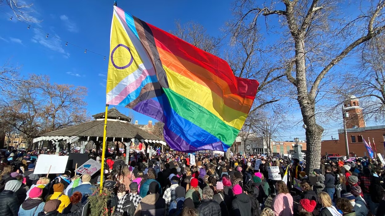 Daan-daang tao nagprotesta laban sa bagong gender-identity policies ng ...