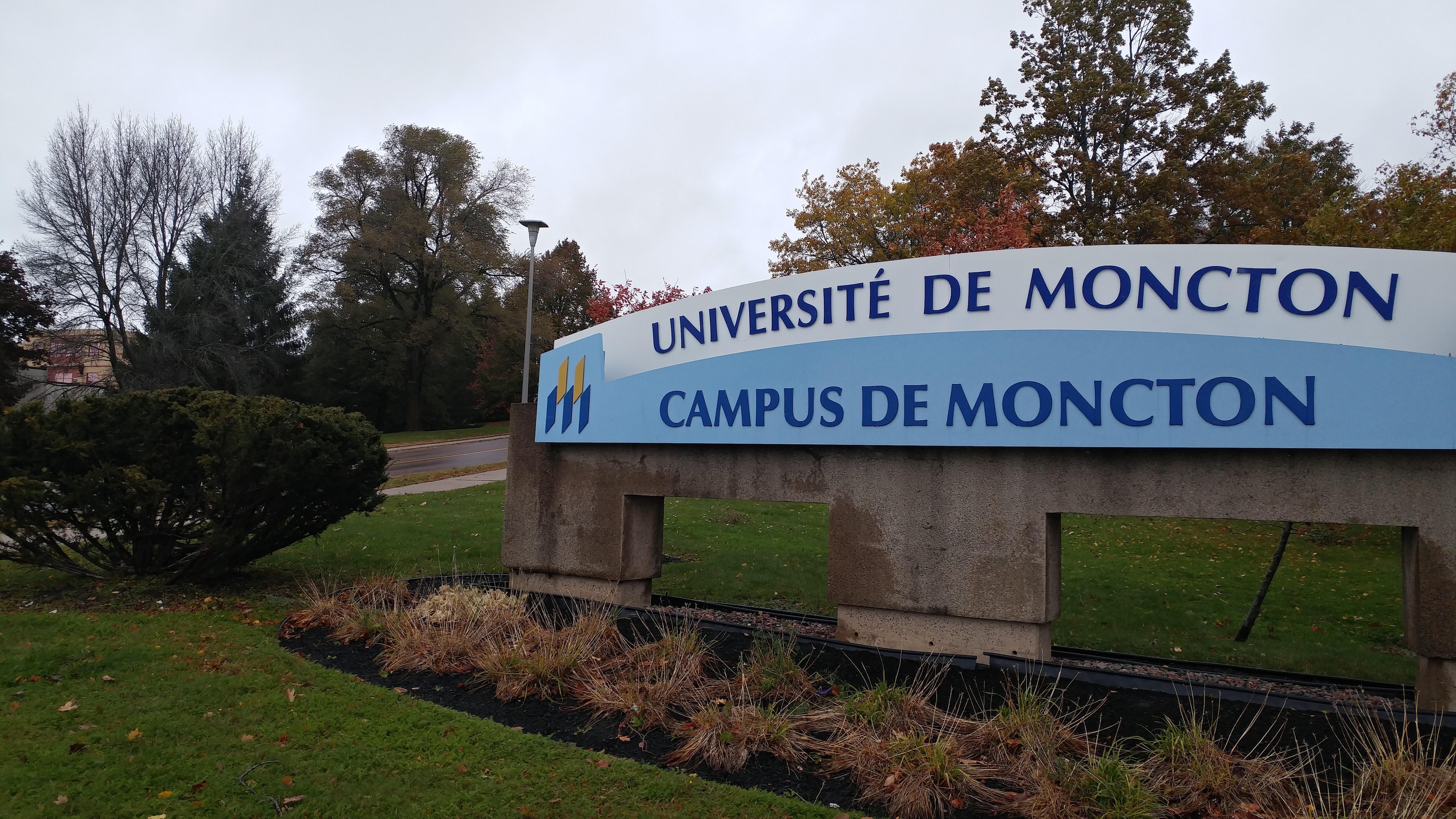 Hausse des frais de scolarité à l'Université de Moncton | OHdio | Radio ...