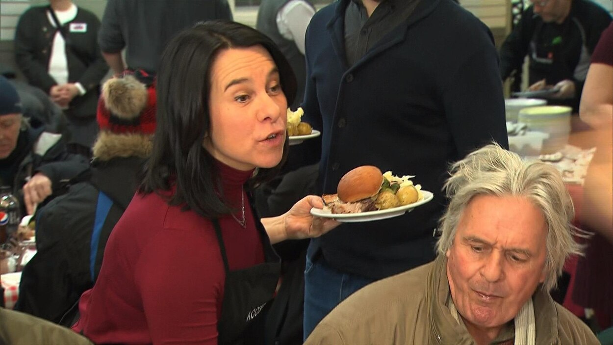 Manger comme des rois à l'Accueil Bonneau | Radio-Canada