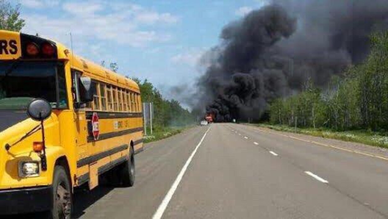 Un véhicule s'enflamme sur l'autoroute 11 | Radio-Canada