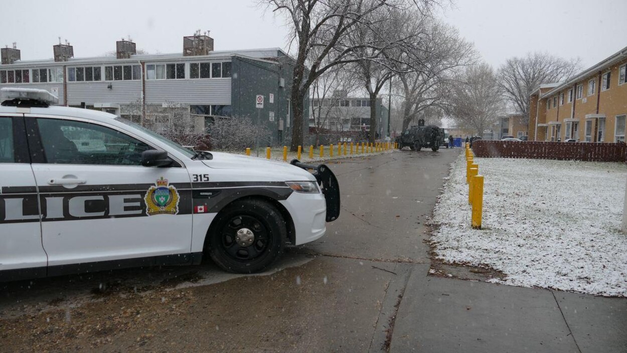 Trois accusés après un long retranchement armé à Winnipeg | Radio-Canada