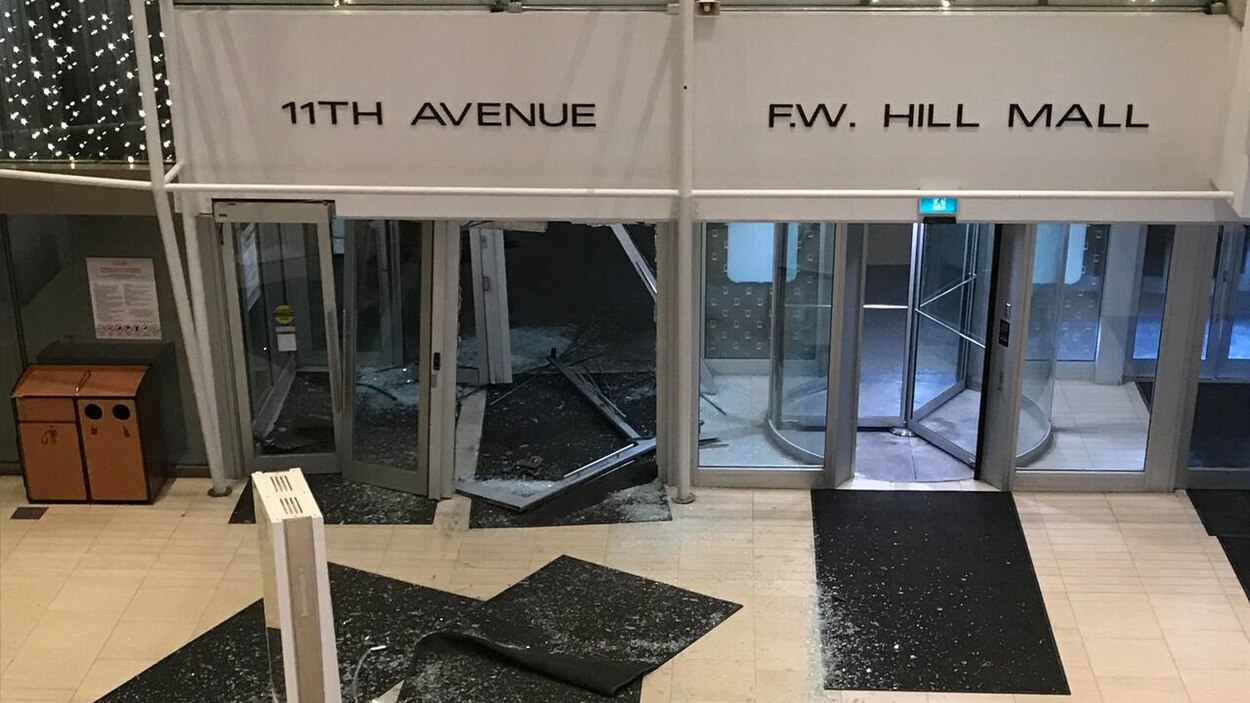 Un taxi volé finit sa course dans un centre commercial à Regina | Radio ...