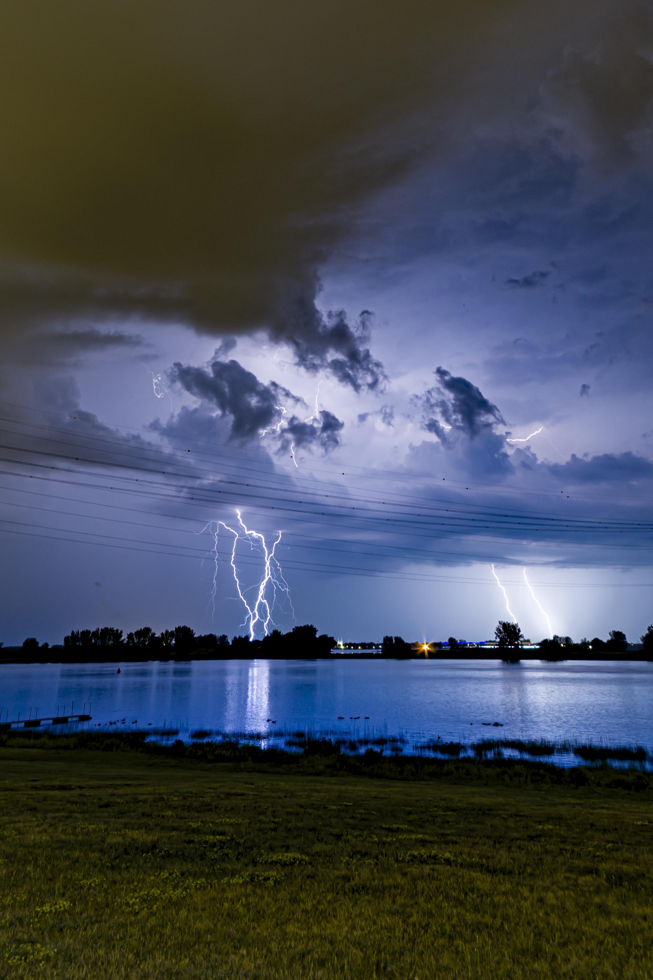 La science derrière les orages, avec Martin Brouillard | OHdio | Radio ...