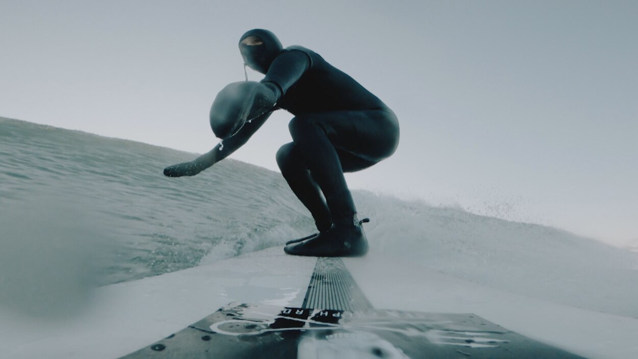 Surfer en hiver dans le golfe du Saint-Laurent | Radio-Canada