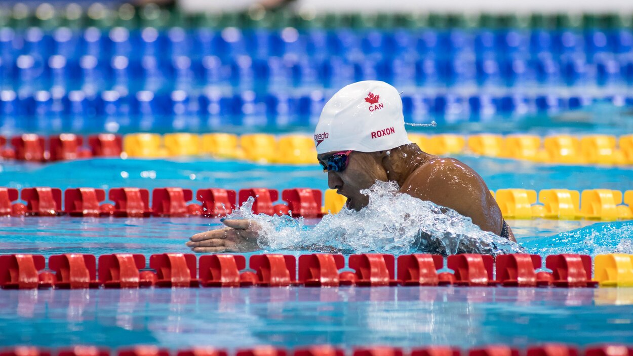 La nageuse Katarina Roxon au pied du podium | Radio-Canada