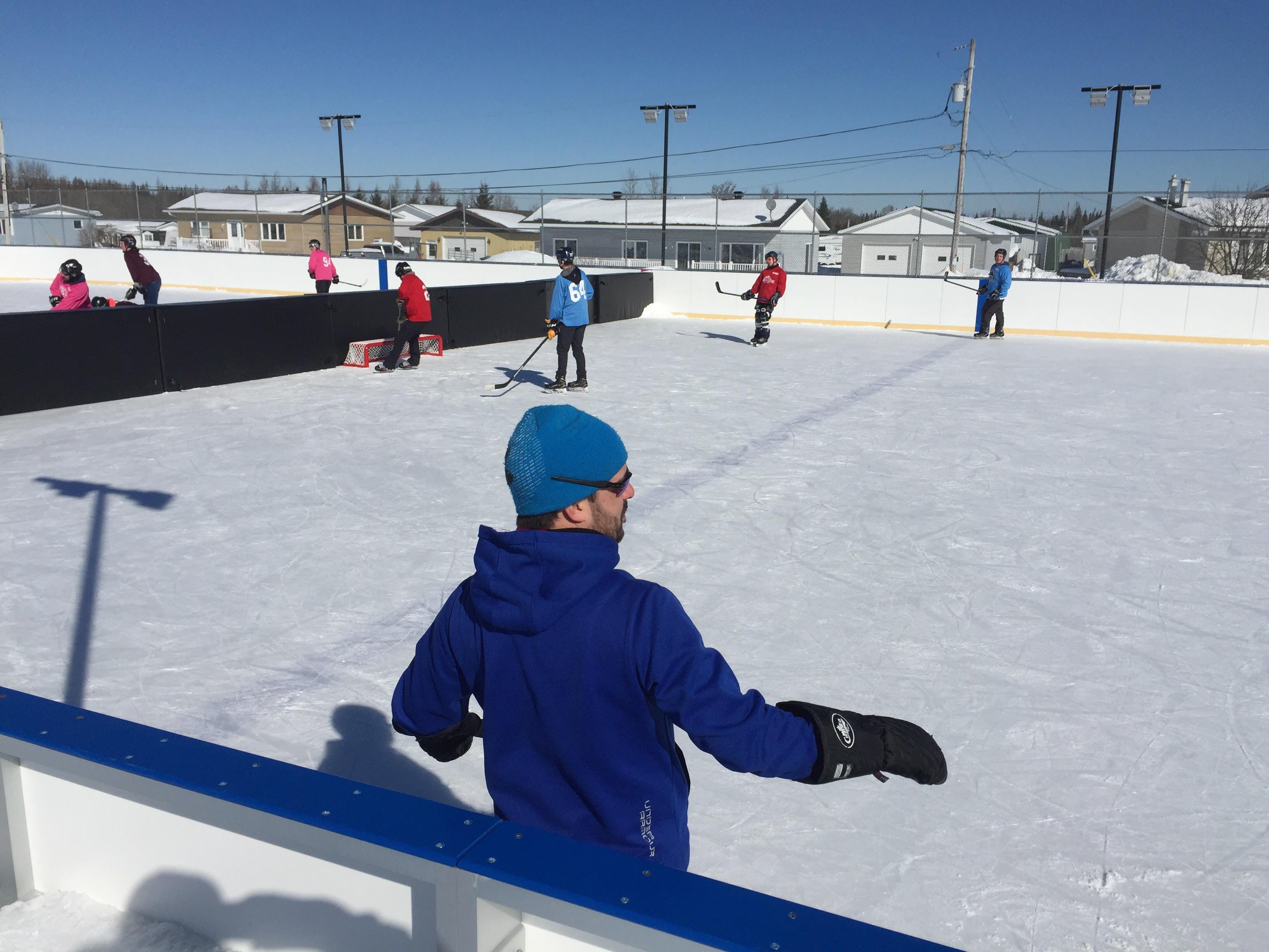 Un premier tournoi de hockey sur étang à Val Rita | Radio-Canada.ca