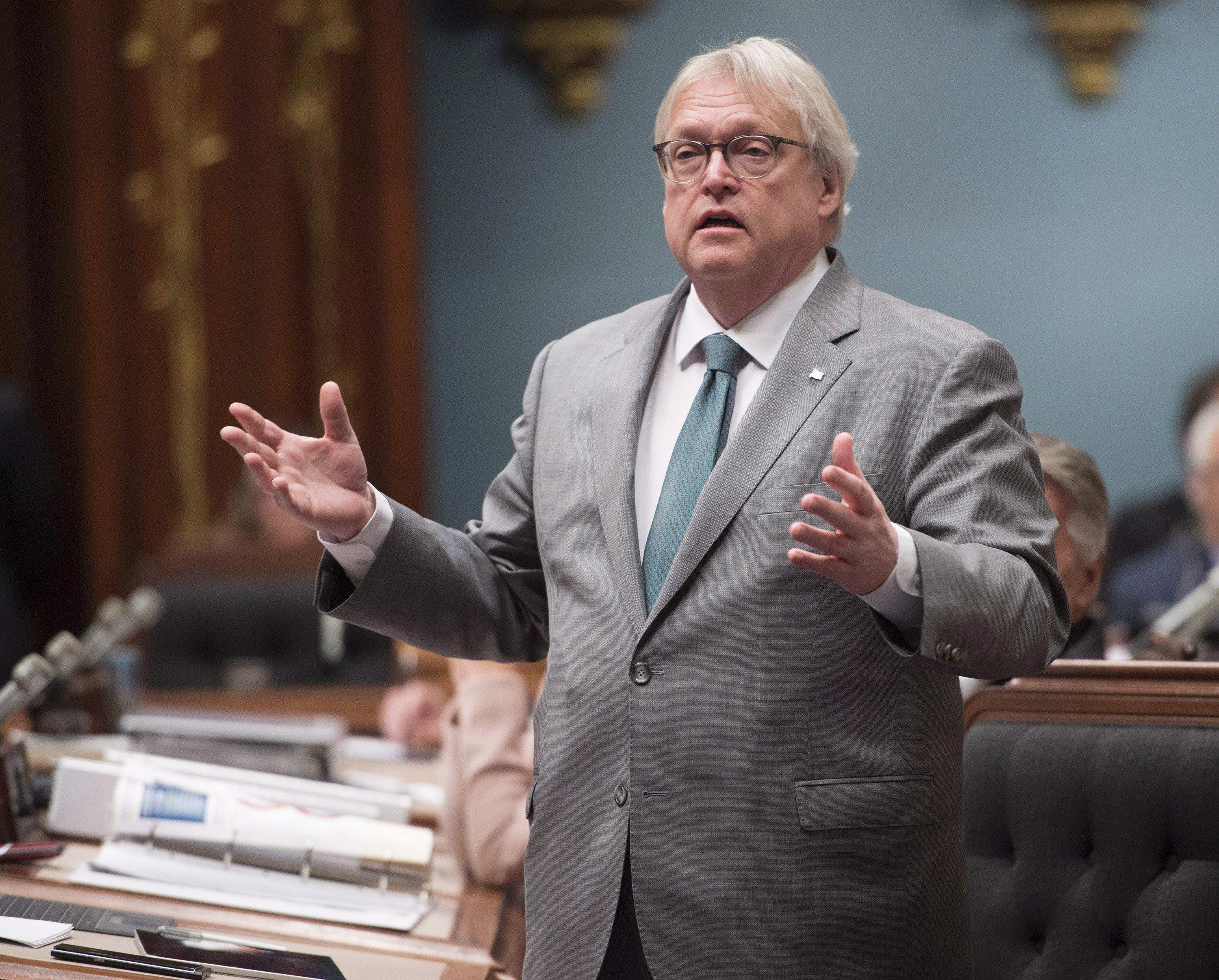 Le ministre Gaétan Barrette analyse un plan de compressions de 9 M$ au ...