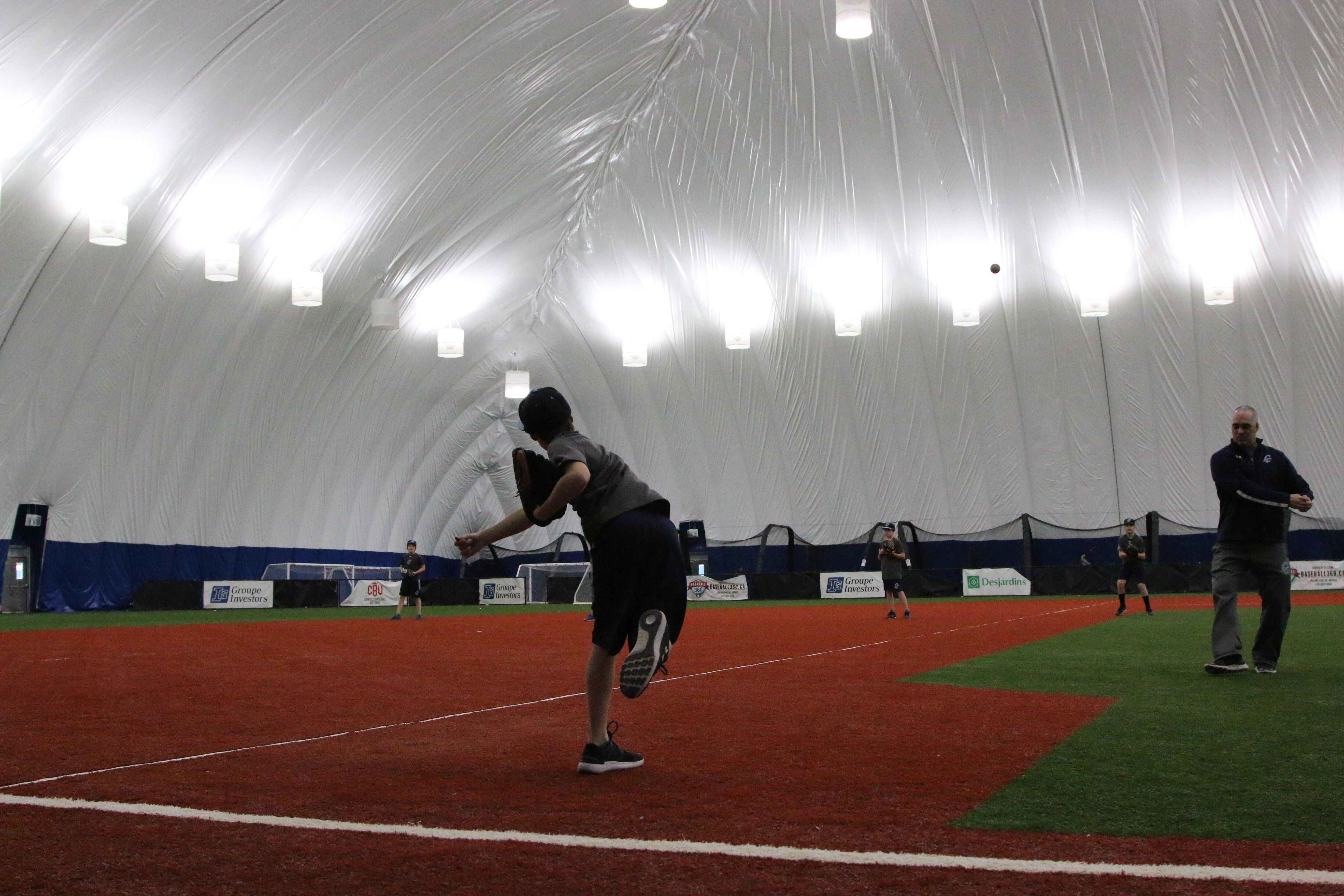 Le dôme fait le bonheur des jeunes joueurs de baseball de Québec ...