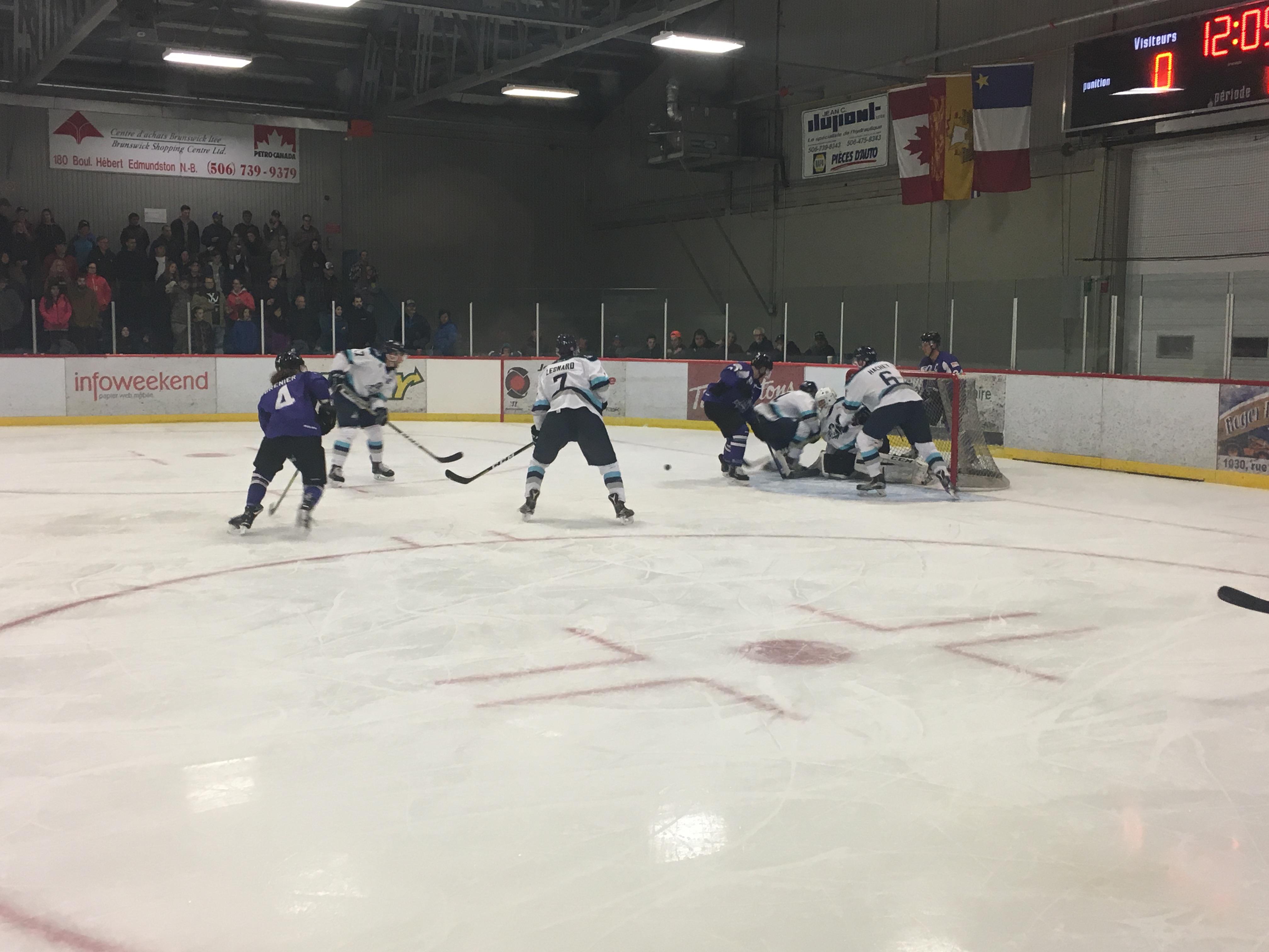 Le Blizzard d’Edmundston remporte la victoire de son match d’ouverture local | Radio-Canada.ca