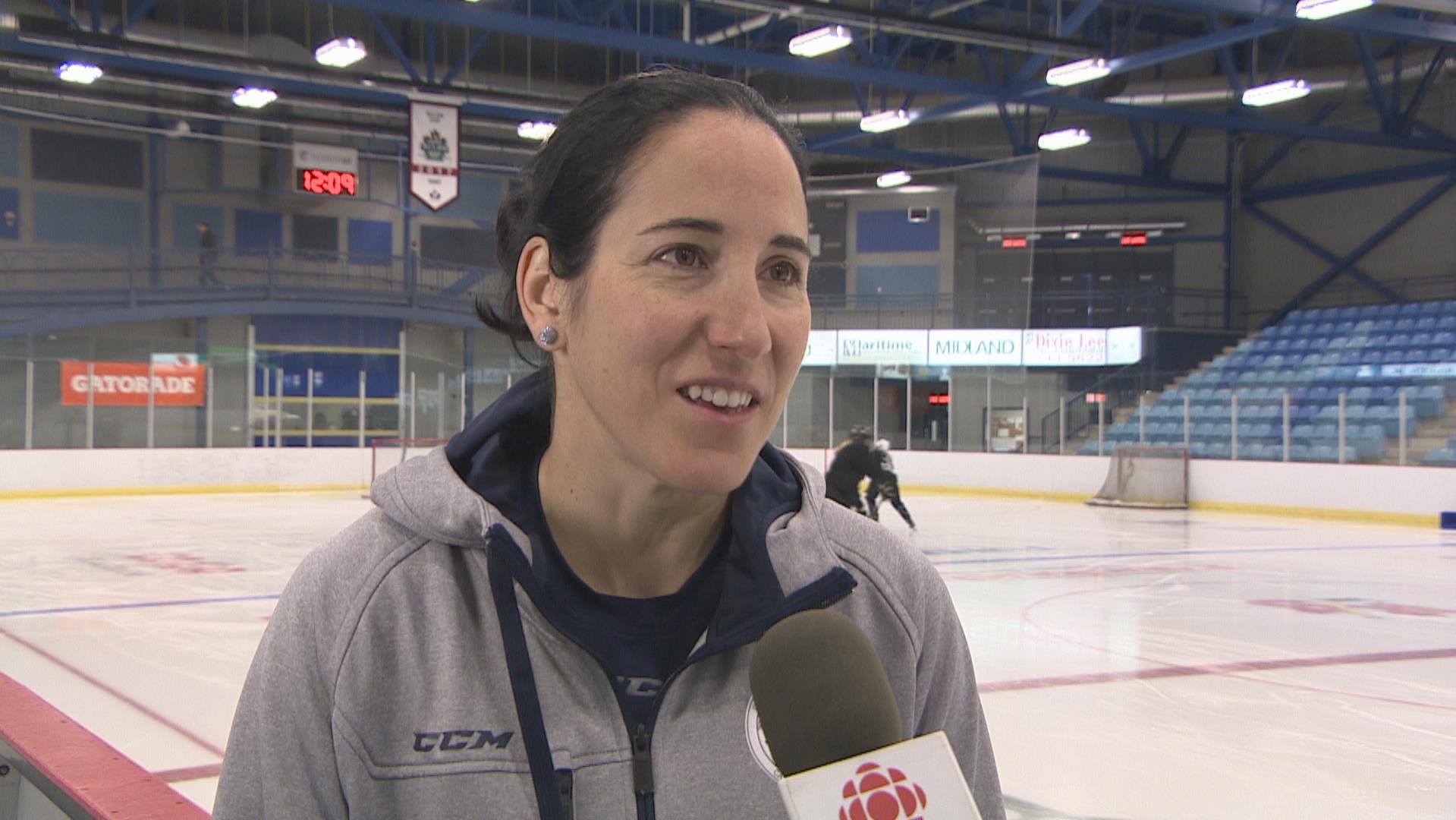 De jeunes hockeyeuses rencontrent leurs idoles | Radio-Canada.ca