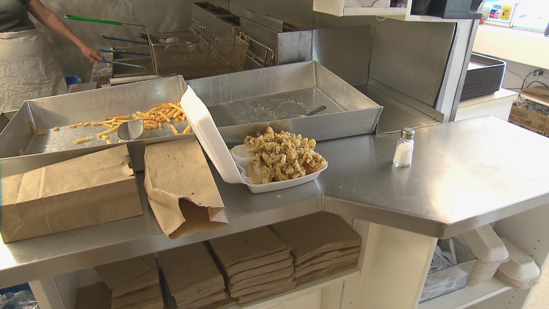 Les premiers ministres canadiens au Coques Frites Chez Léo | Radio ...