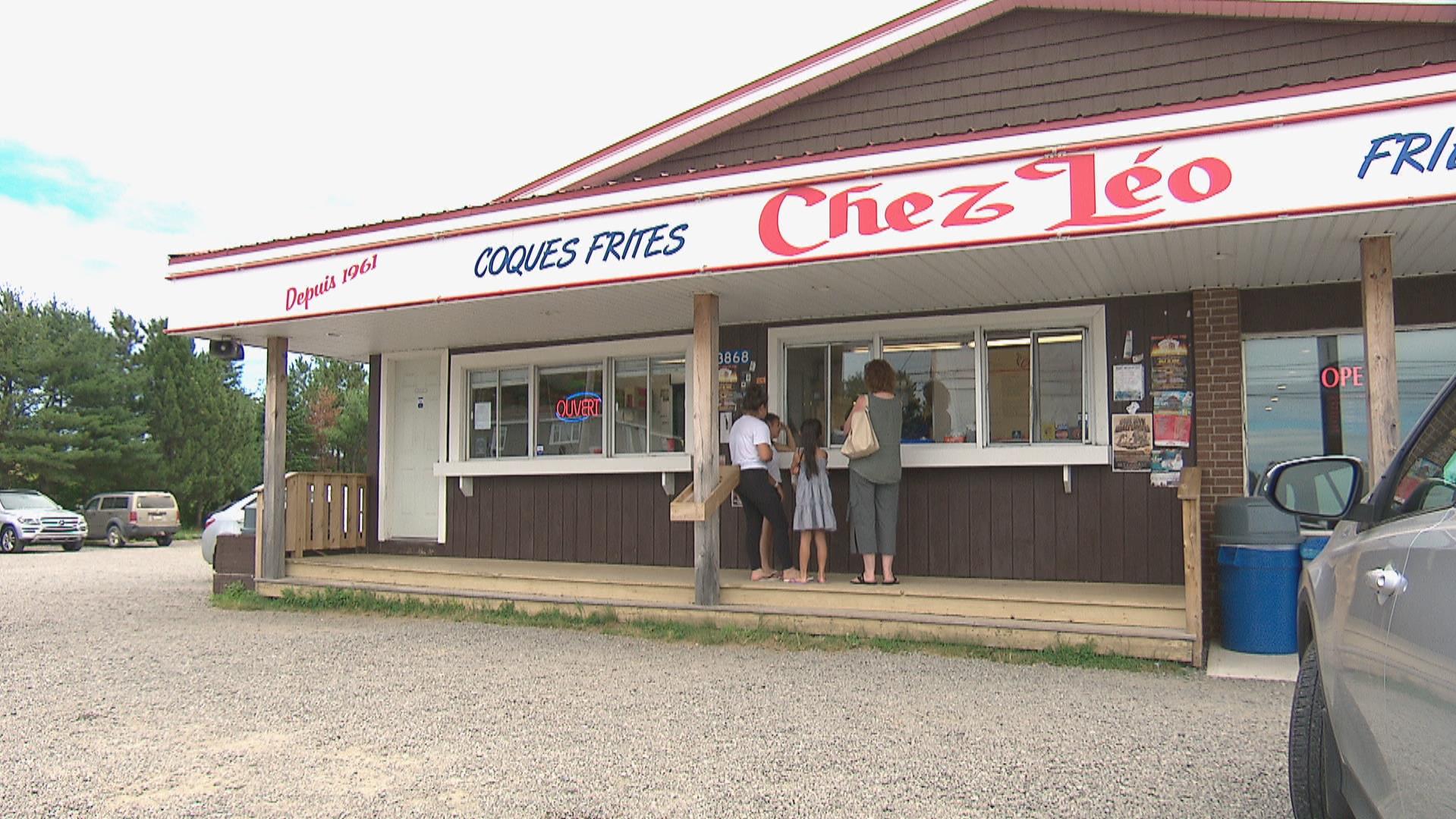 Les premiers ministres canadiens au Coques Frites Chez Léo | Radio ...