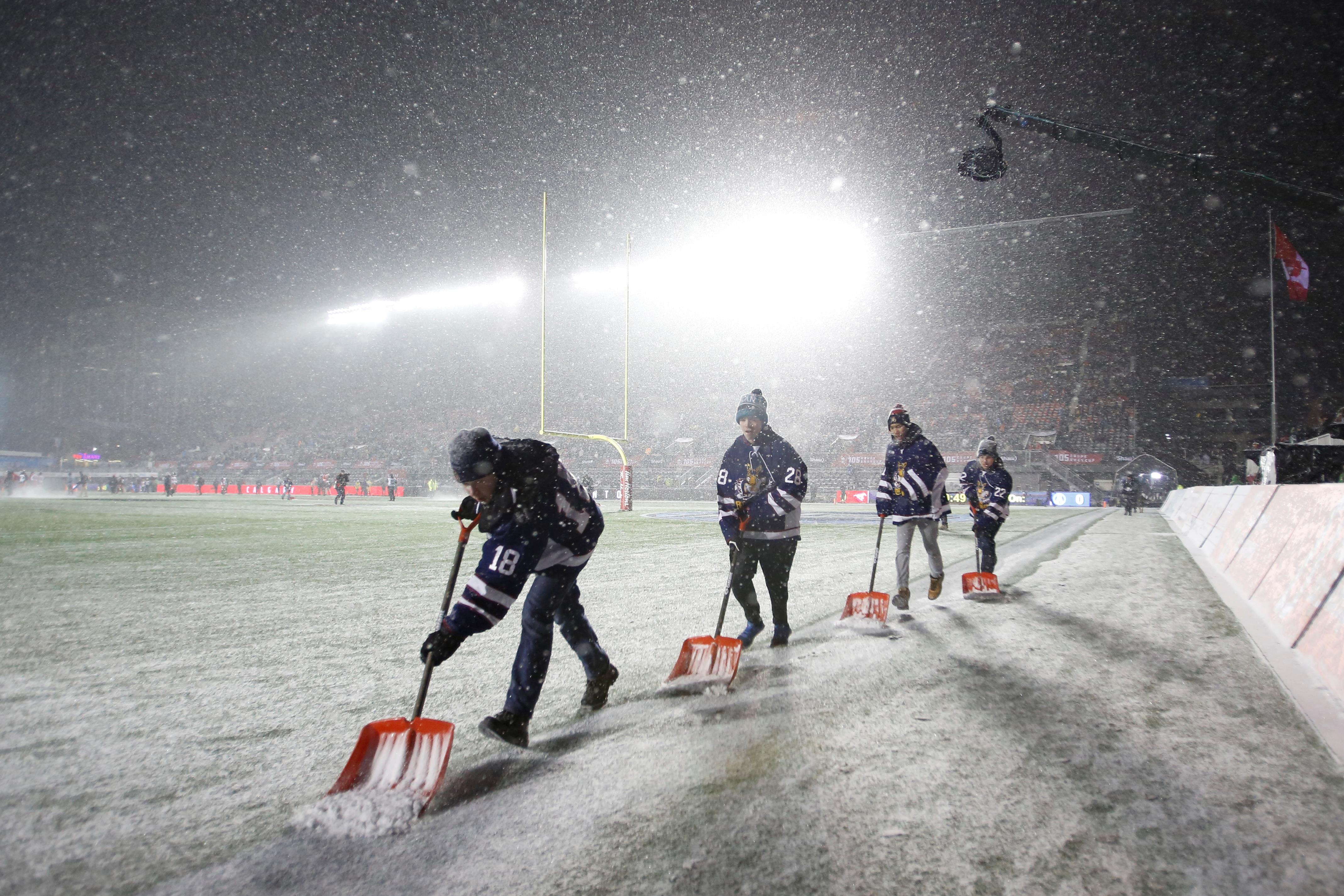 La neige vole la vedette dans le match de la Coupe Grey à Ottawa ...