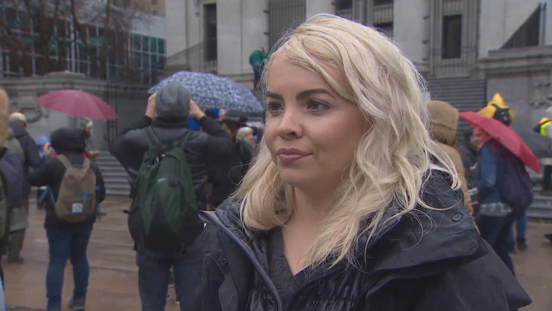 Des manifestants anti-pipeline attendent Justin Trudeau à Vancouver ...