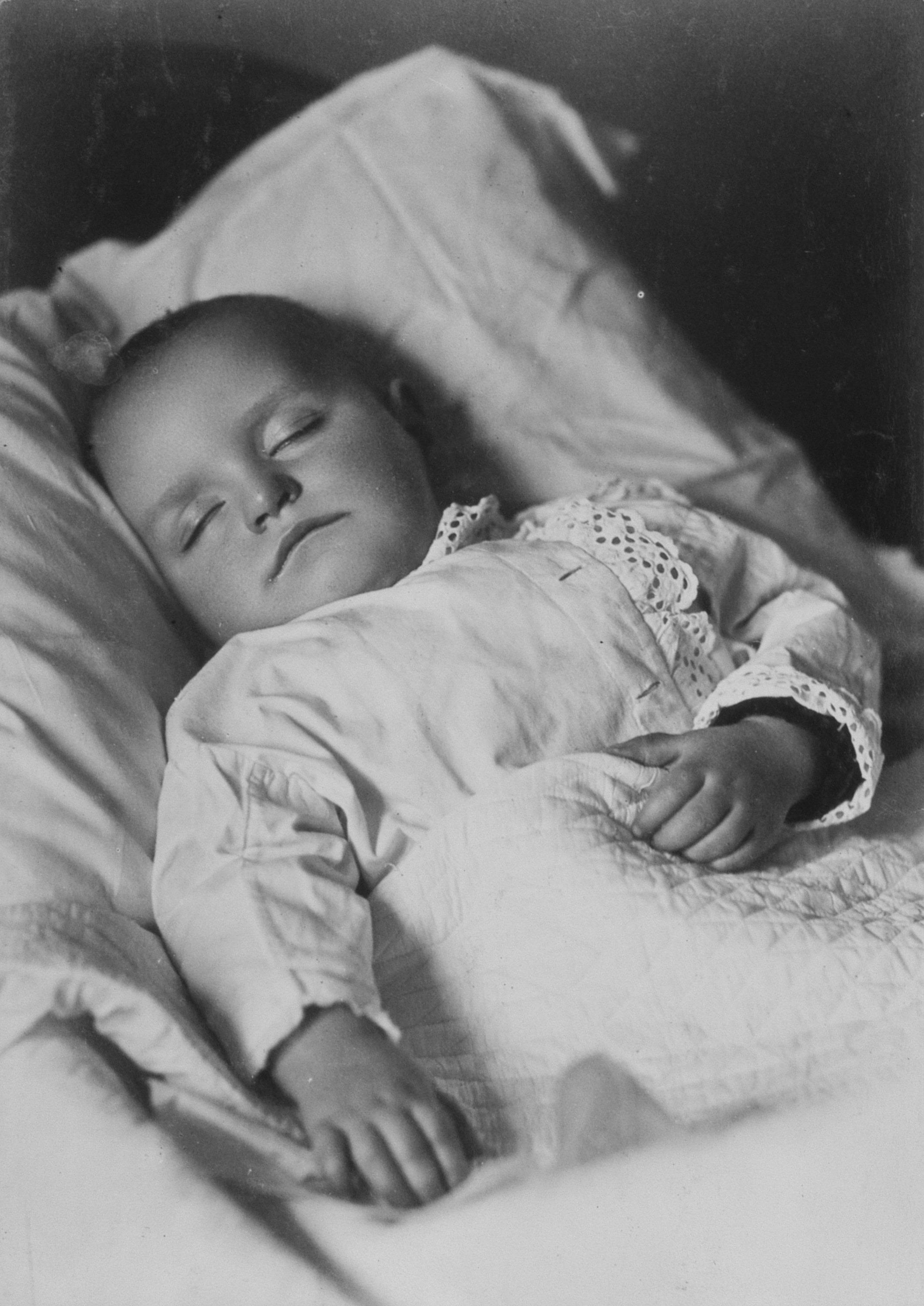 Photographier les morts comme s'ils étaient vivants, une tradition du ...