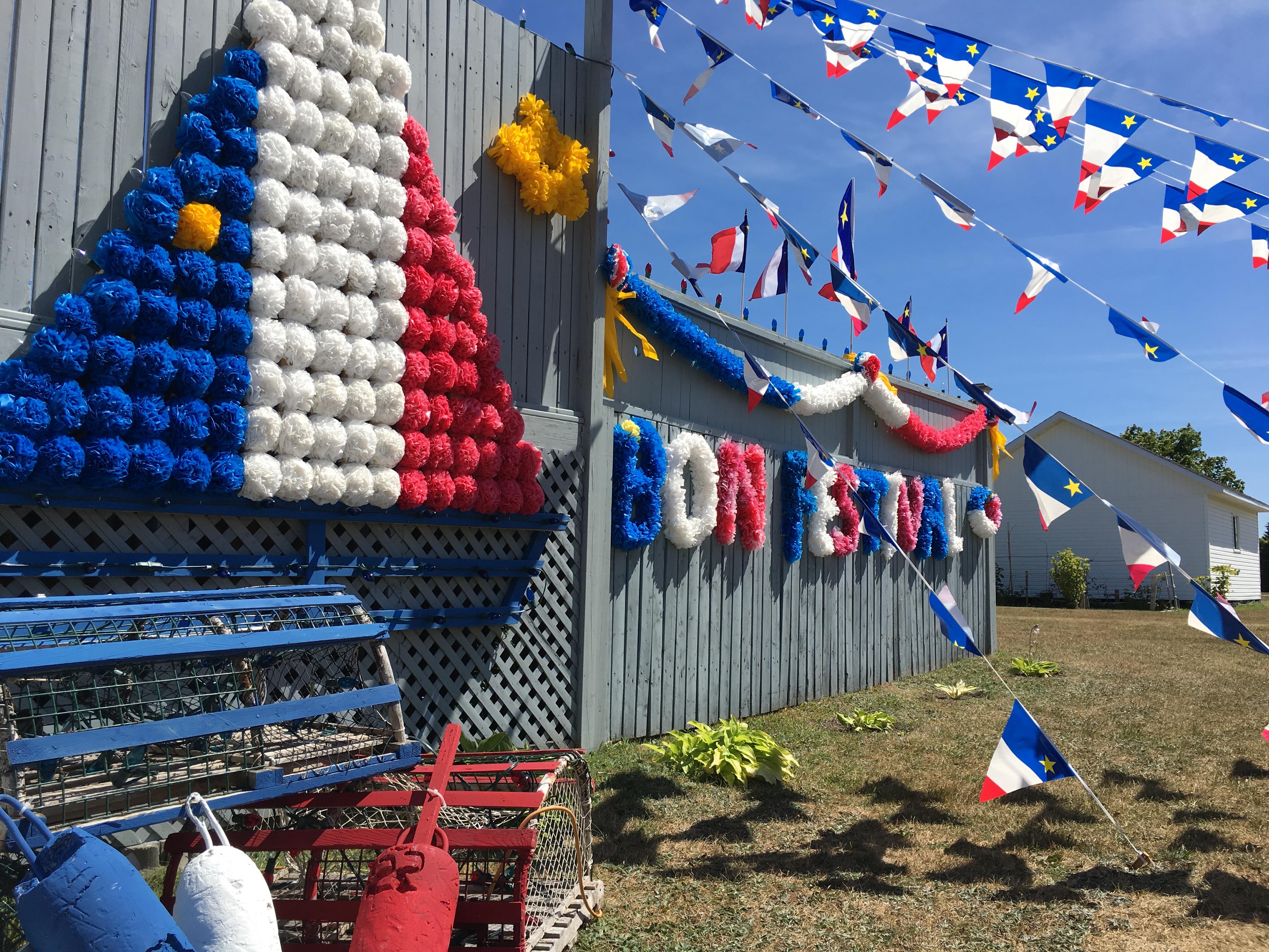 Le bleu, blanc, rouge et jaune à l'honneur à Caraquet | Radio-Canada.ca