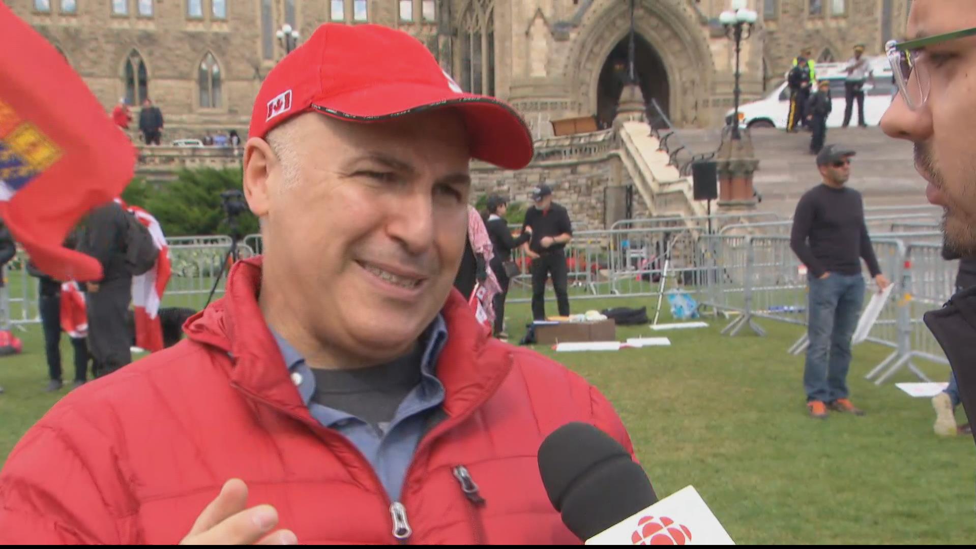 Les manifestations pro et anti-immigration dégénèrent sur la colline du ...